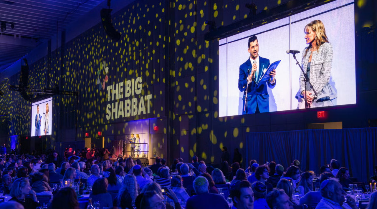 Новий рекорд Гіннеса: у Нью-Йорку відбулася найбільша в історії вечеря в Шабат. Читайте на UKR.NET